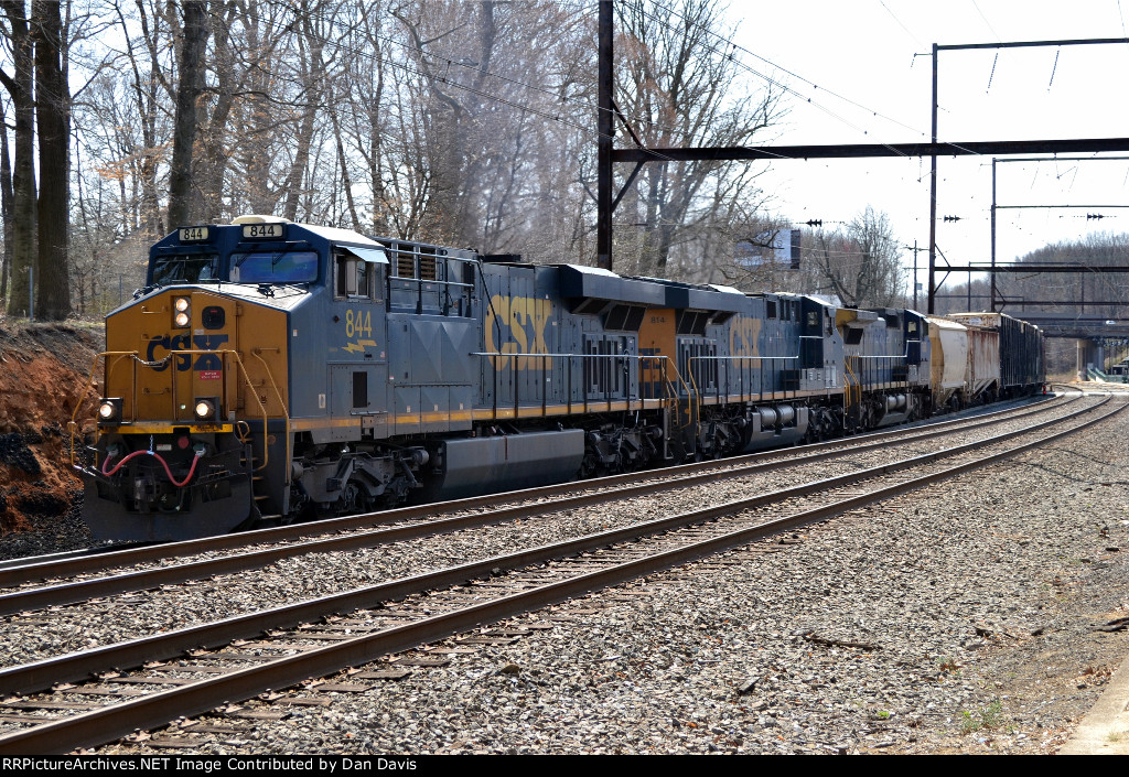 CSX ES44AH 844 leads Q418-09